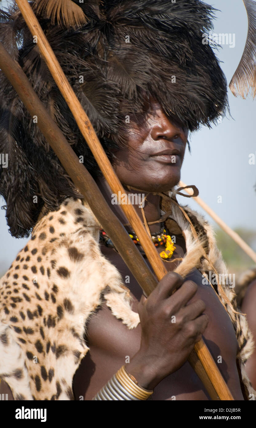 African headdress man feathers hi-res stock photography and images - Alamy