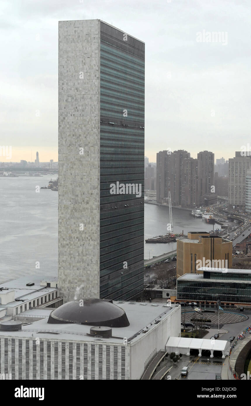 Un united nations headquarters buildings east river hi-res stock ...