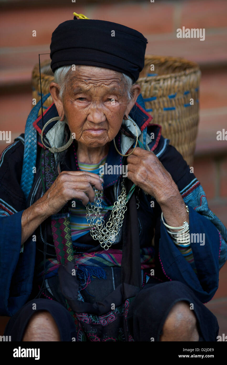 sapa woman in het indigenous clothes Stock Photo - Alamy