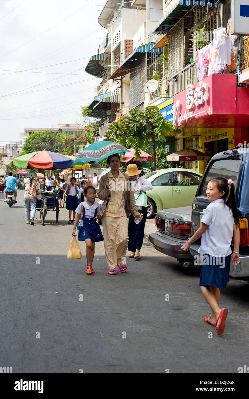 Cambodia phnom penh woman children hi-res stock photography and images ...