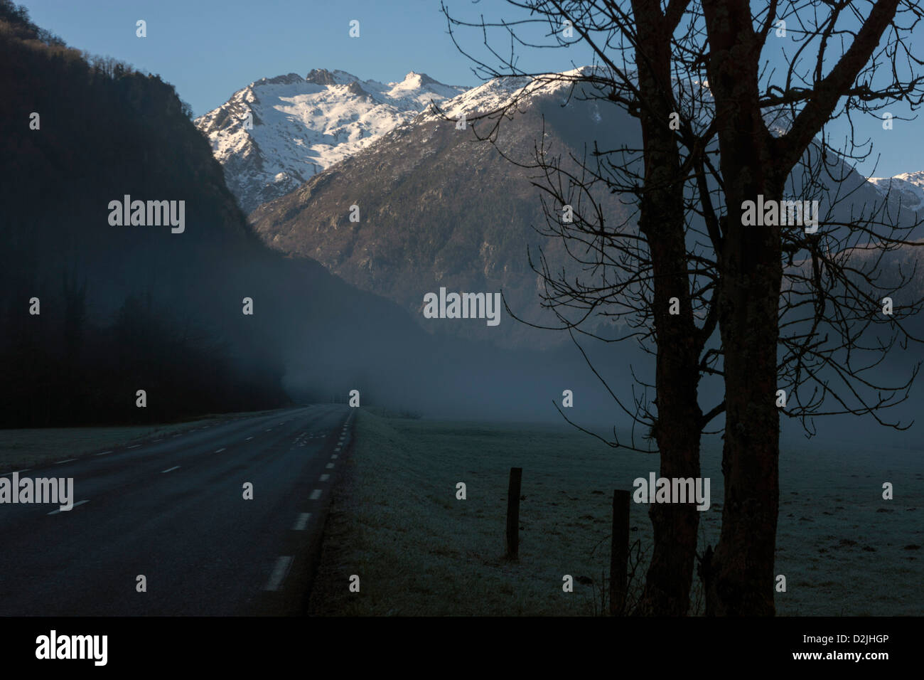 Low lying fog mist with snowy mountains beyond Stock Photo - Alamy