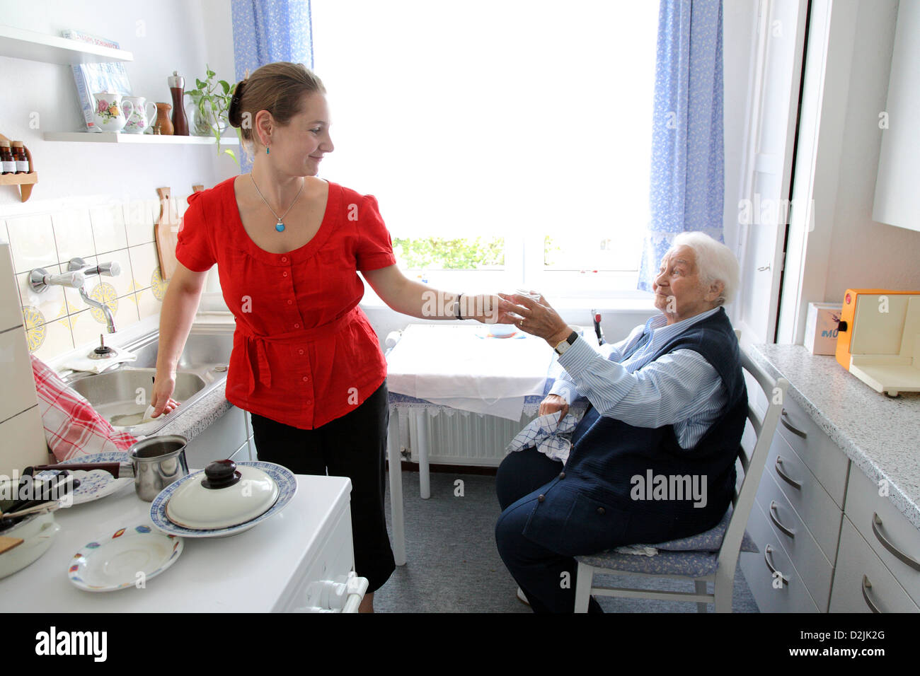 Help elderly washing up hi-res stock photography and images - Alamy