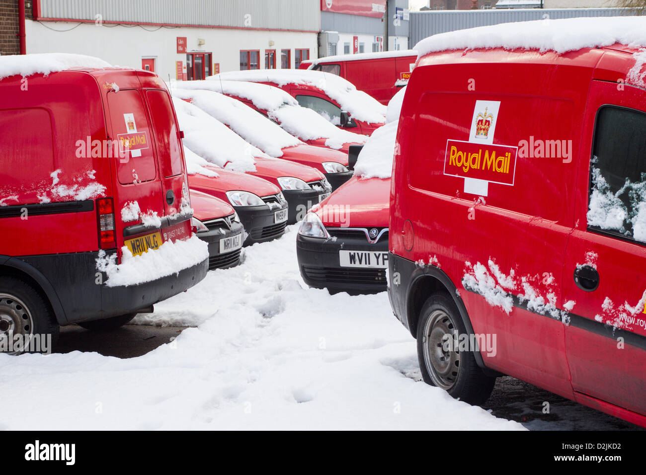 Vans parked at post office hi-res stock photography and images - Alamy