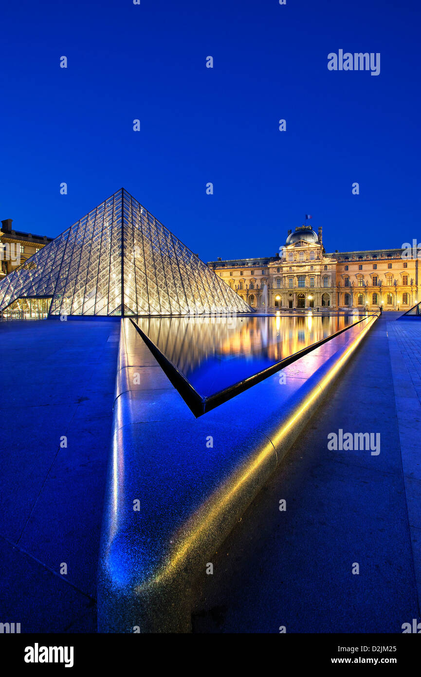 Louvre triangle hi-res stock photography and images - Alamy