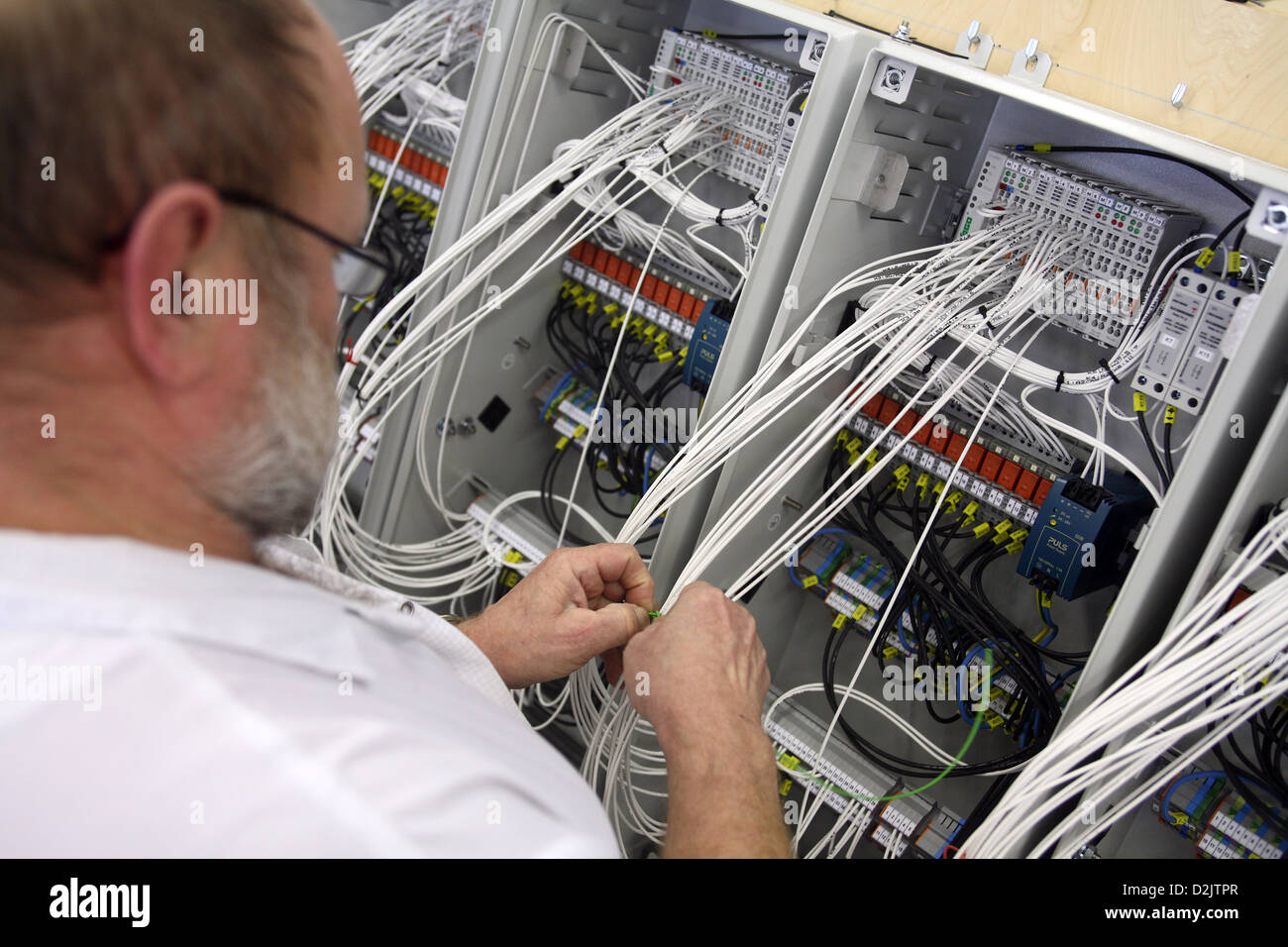 Live cables hi-res stock photography and images - Alamy