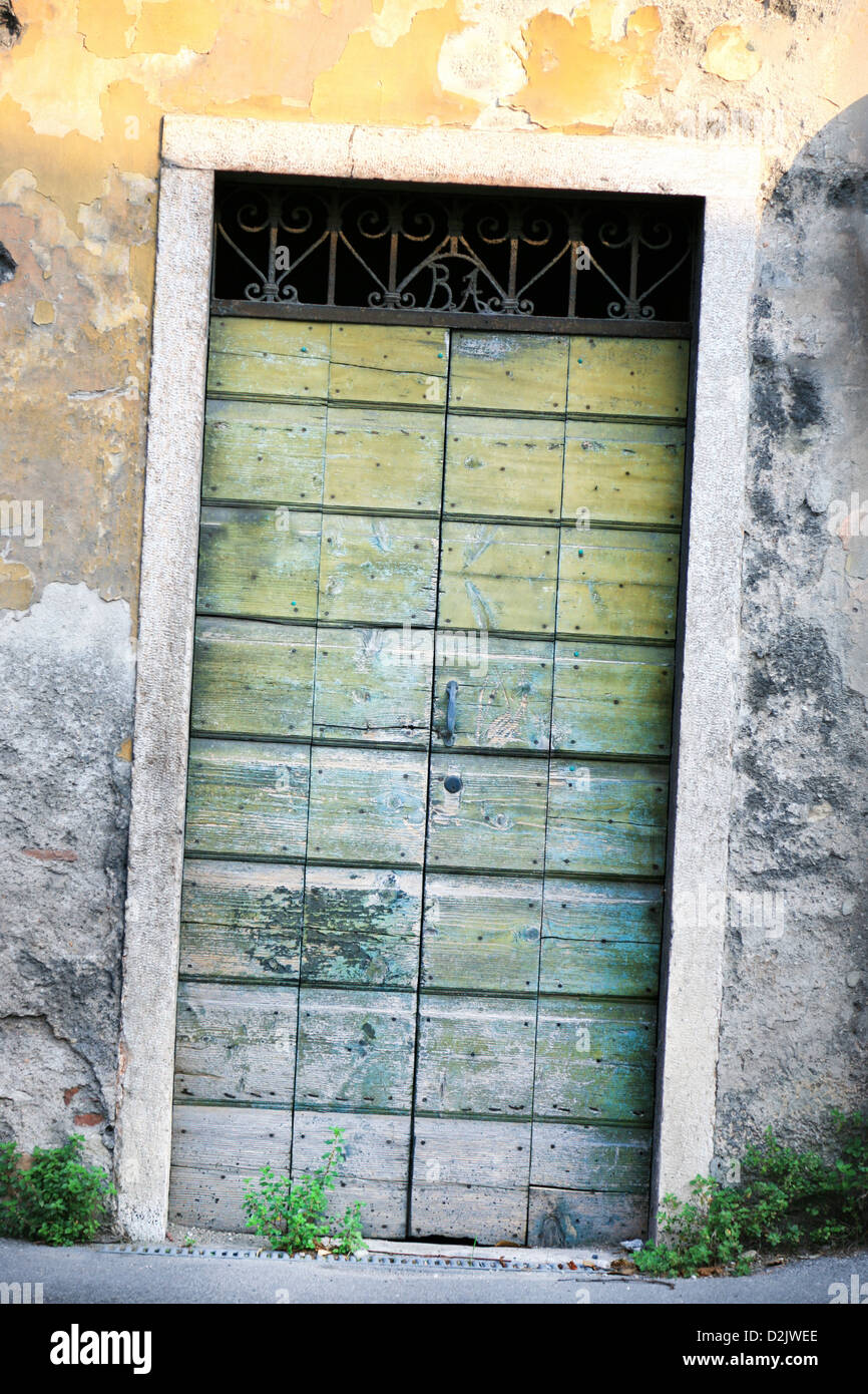 Old crooked building hi-res stock photography and images - Alamy