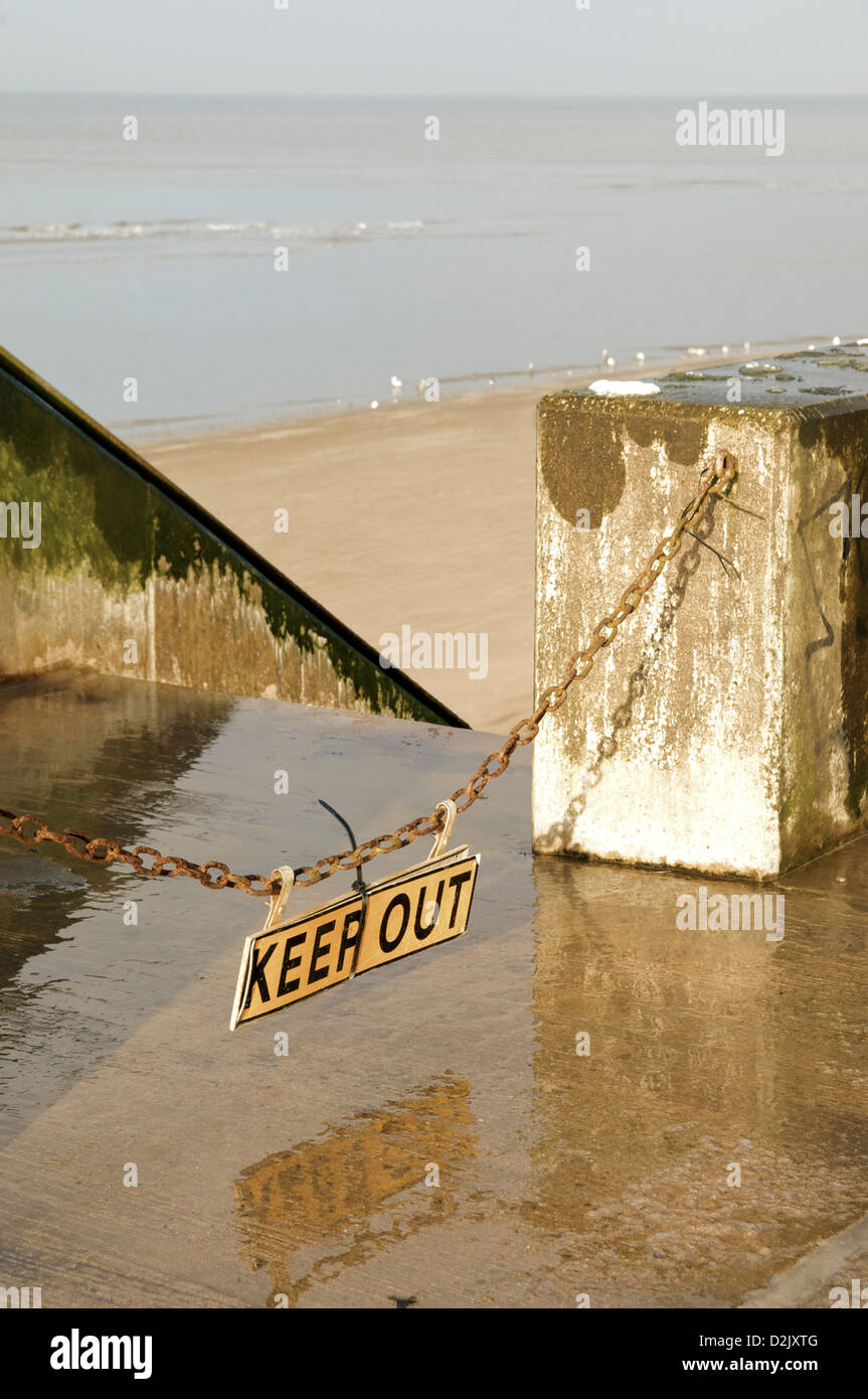 Keep out sign in front of steps down to beach Stock Photo - Alamy