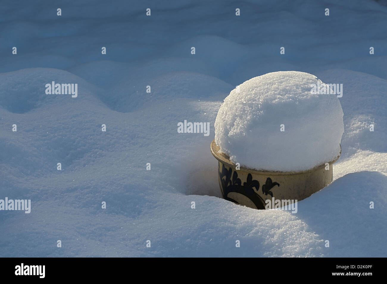 Plant pot in snow Stock Photo - Alamy