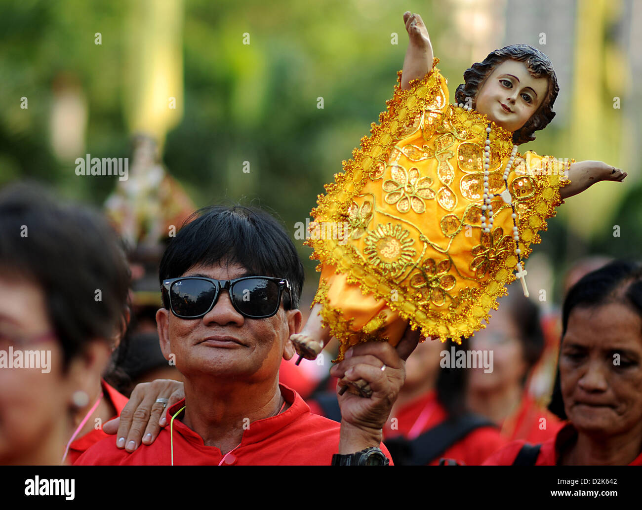 Devotees take part in the Santo Nino Grand Procession In Manila ...