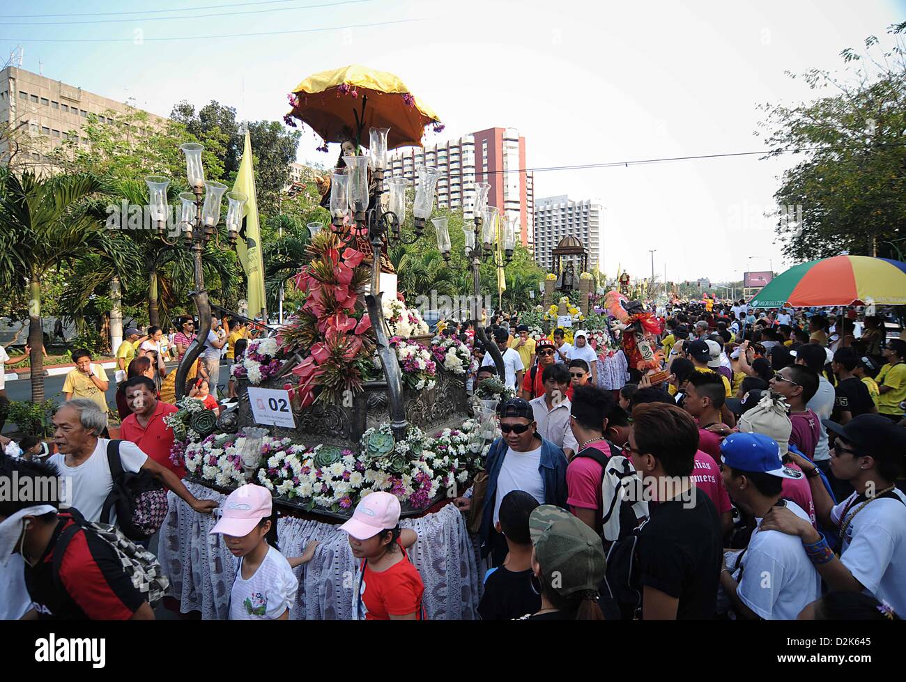 Devotees take part in the Santo Nino Grand Procession In Manila ...