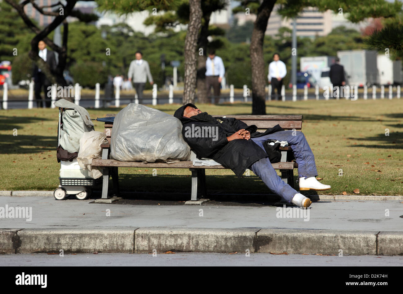 Tokyo, Japan, symbol Photo poverty, a man is sleeping on a park bench ...