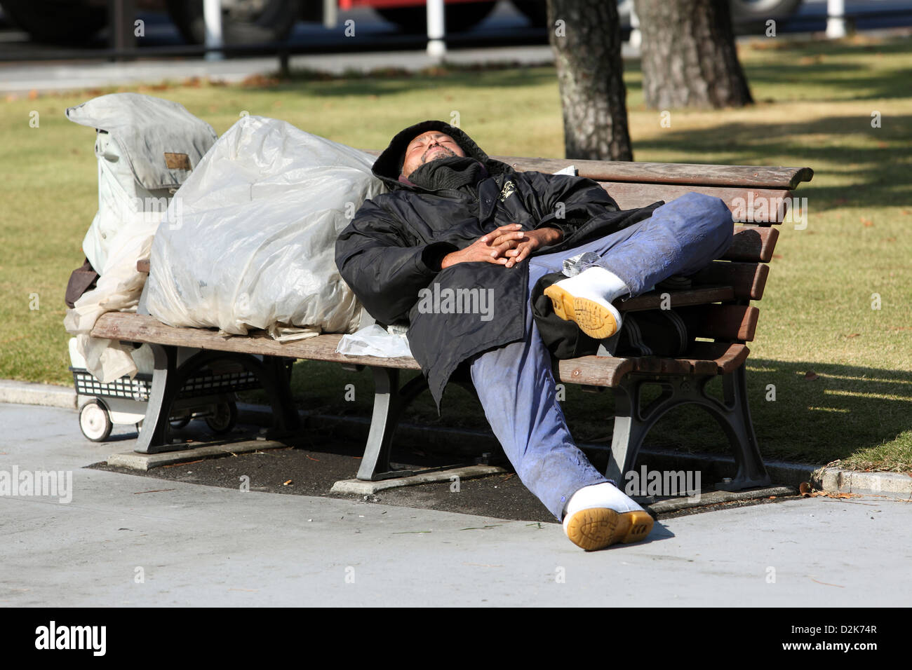Tokyo, Japan, symbol Photo poverty, a man is sleeping on a park bench ...