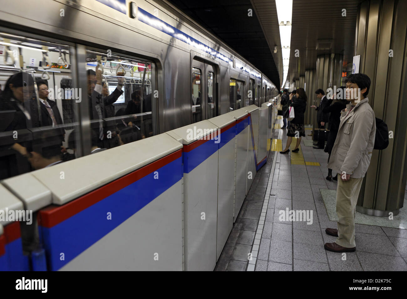 Tokyo, Japan, people on a subway platform Stock Photo - Alamy
