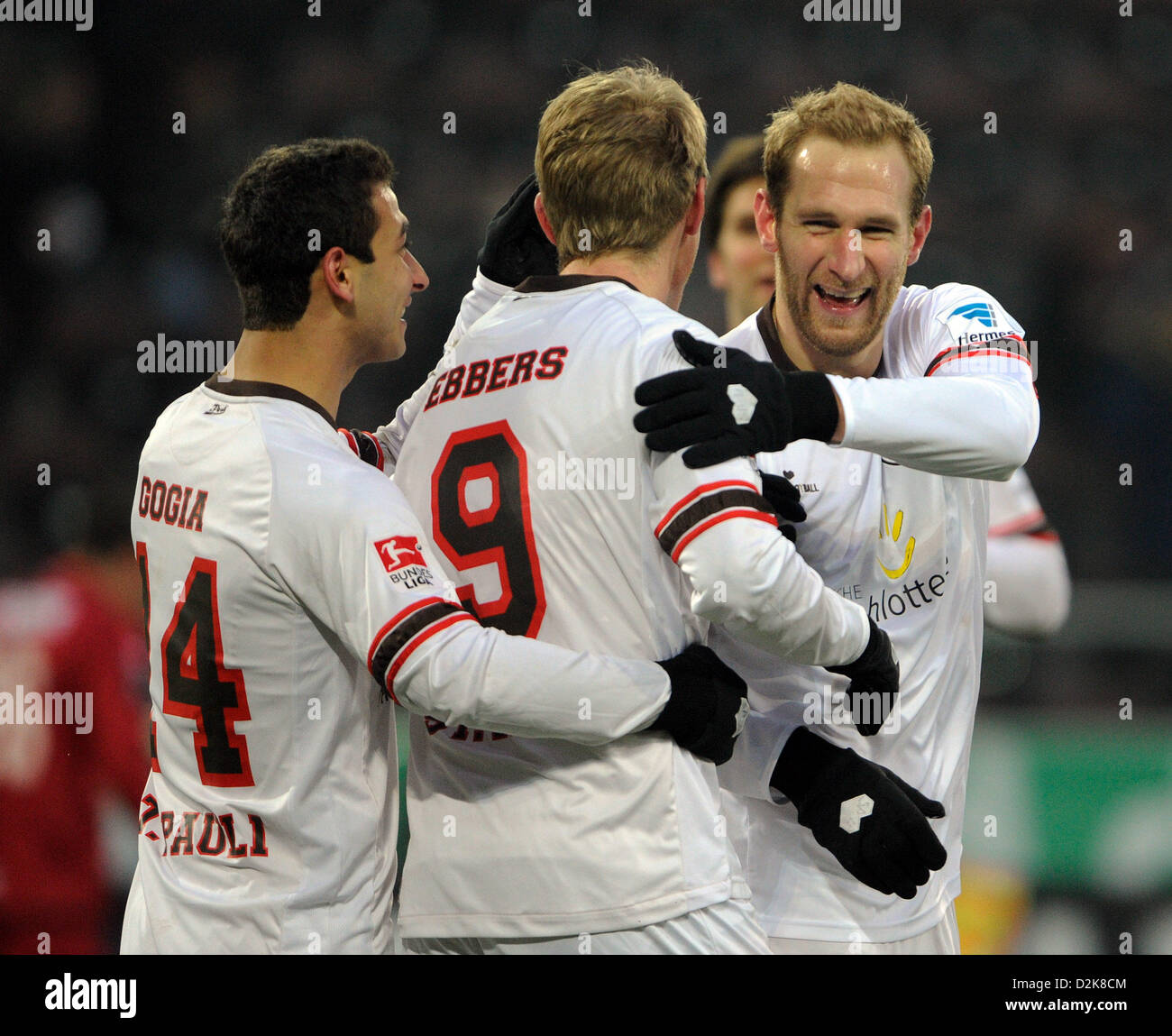 St. Pauli's Akaki Gogia (L-R), Marius Ebbers and Florian Kringe ...