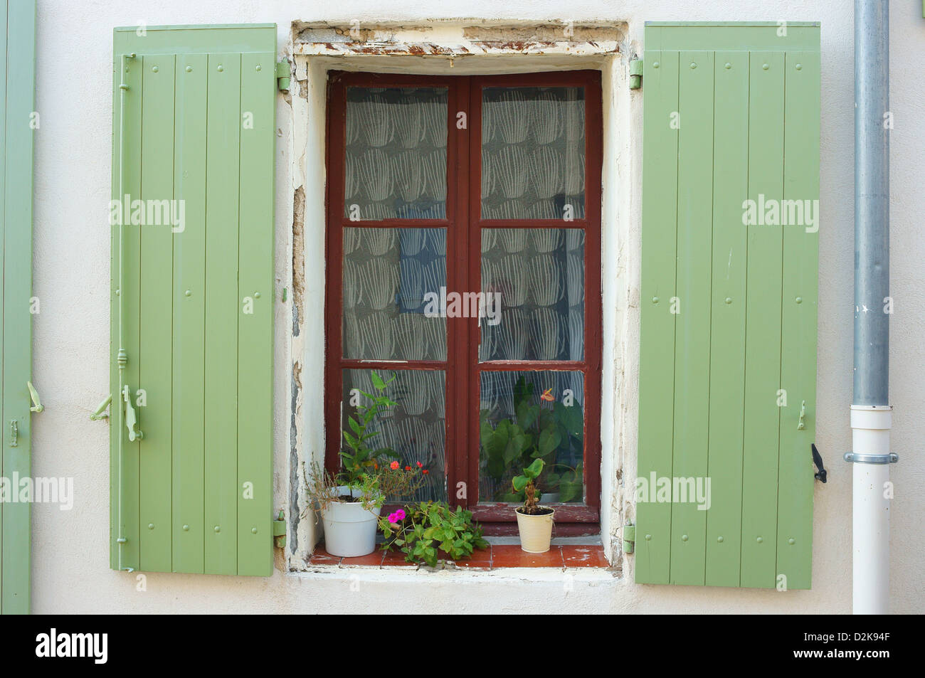 Provencal window Vaucluse Provence Stock Photo - Alamy