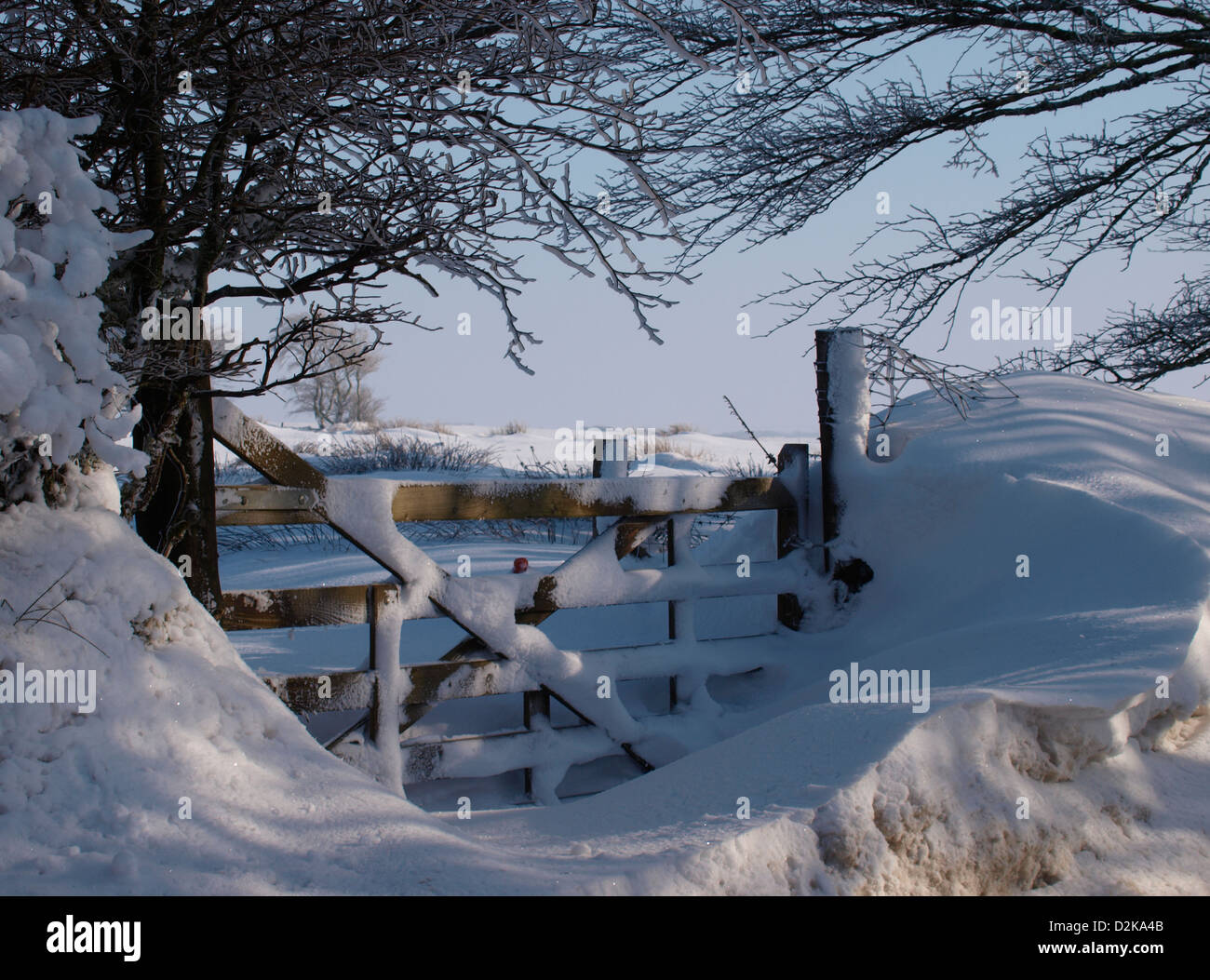 Snow covered wooden gate hi-res stock photography and images - Alamy