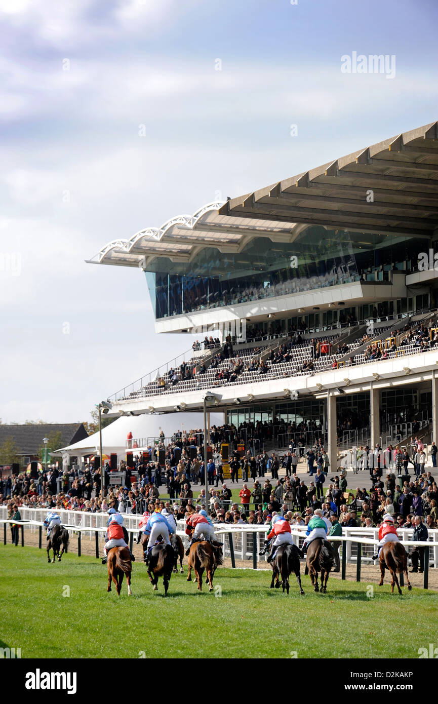 Cheltenham racecourse hi-res stock photography and images - Alamy