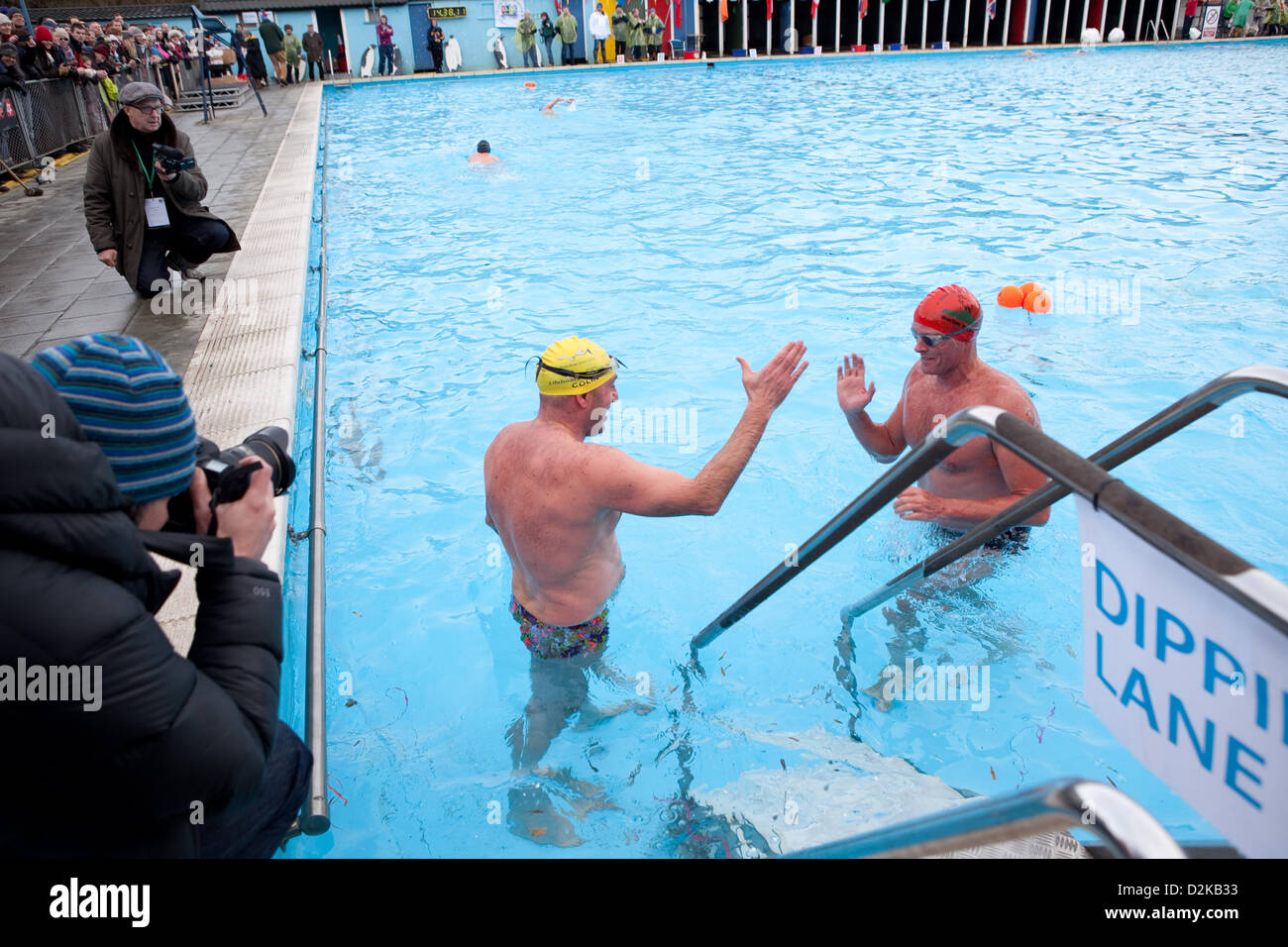 Cold water swimmers tooting bec hi-res stock photography and images - Alamy