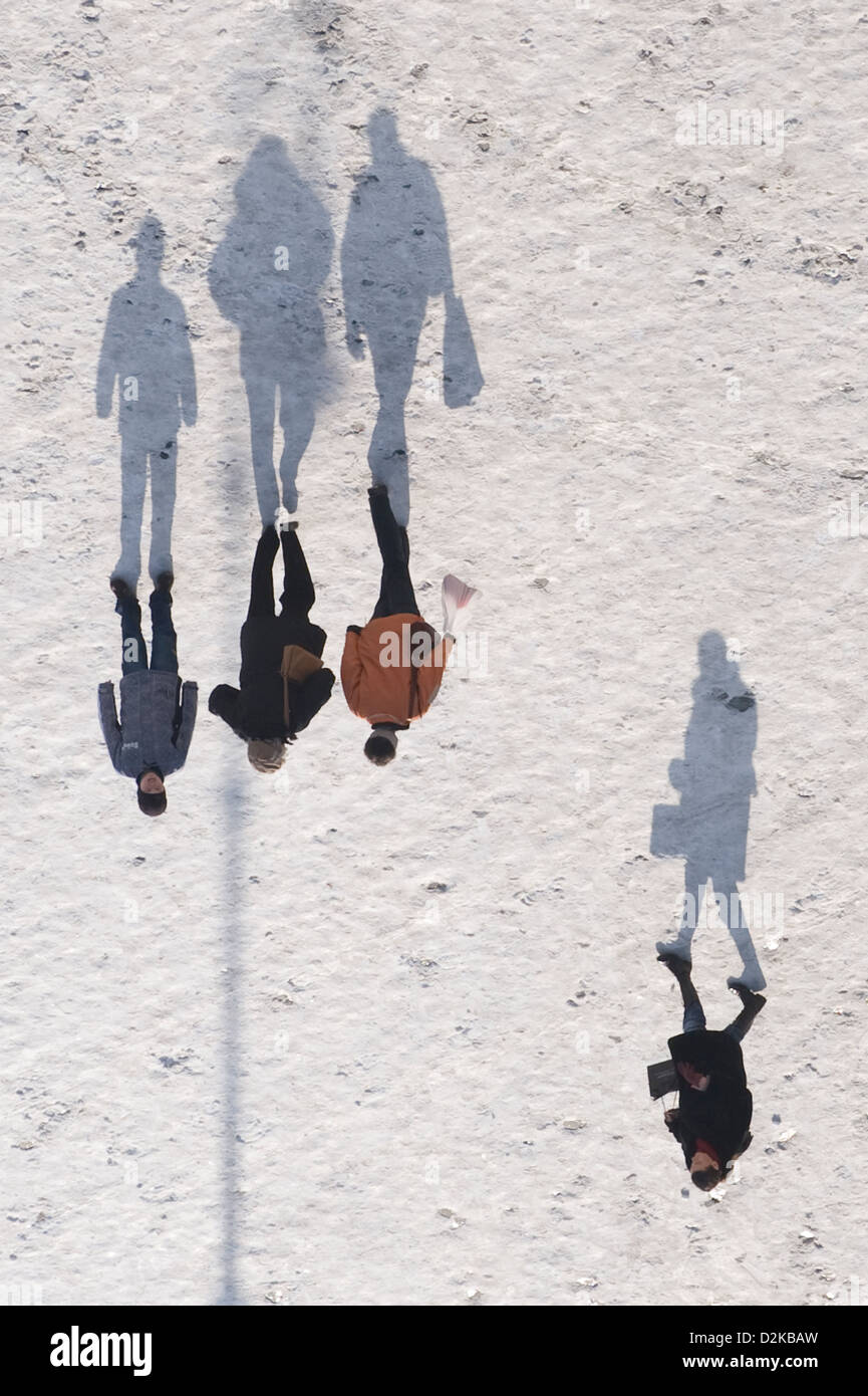 People cast long shadows hi-res stock photography and images - Alamy