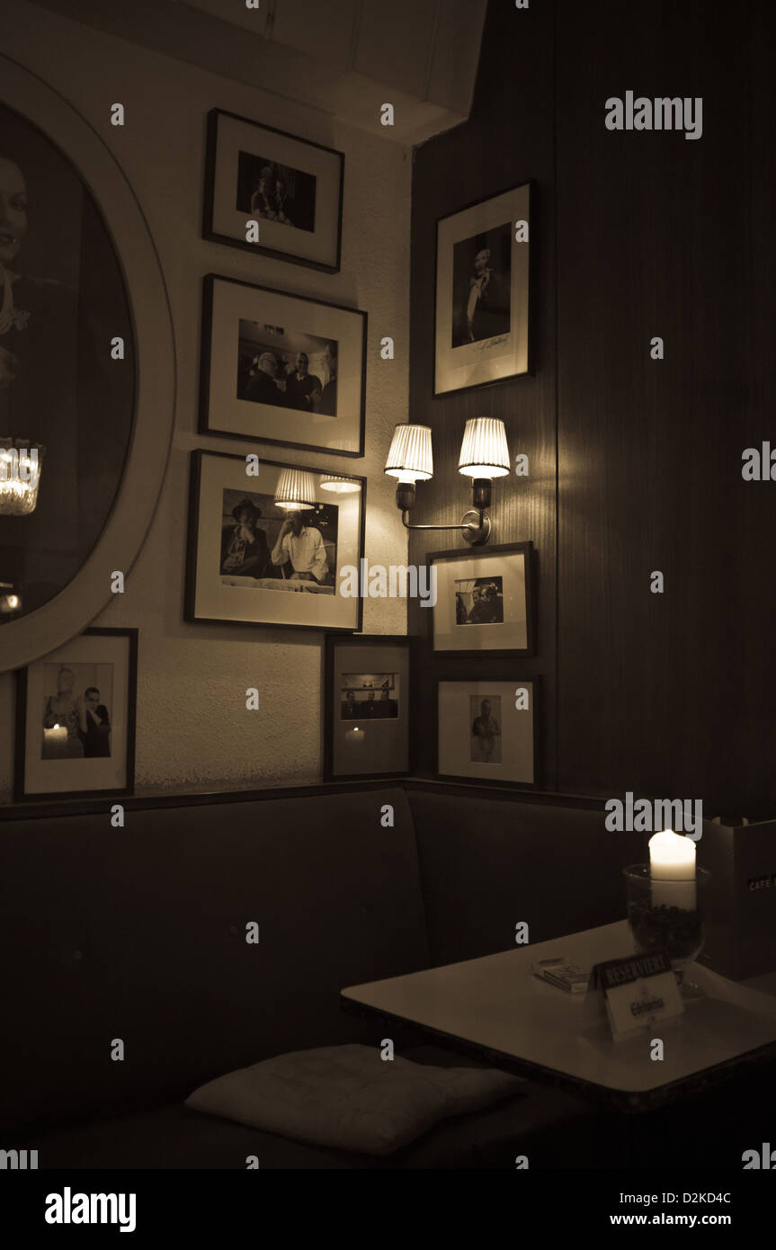 Corner building cafe paris hi-res stock photography and images - Alamy
