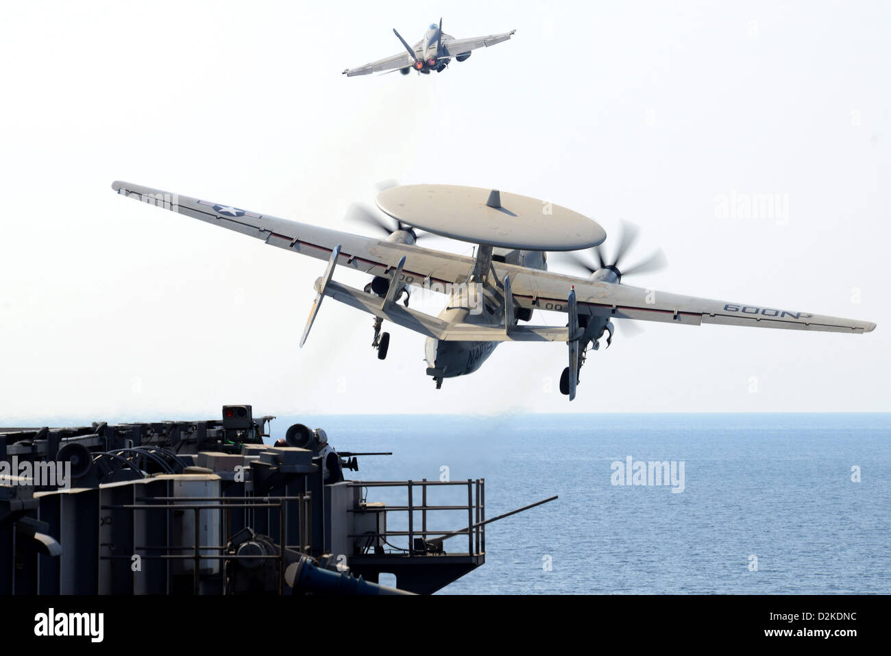 E-2C Hawkeye E-2C Hawkeye F/A-18E Super Hornet carrier launch Stock ...