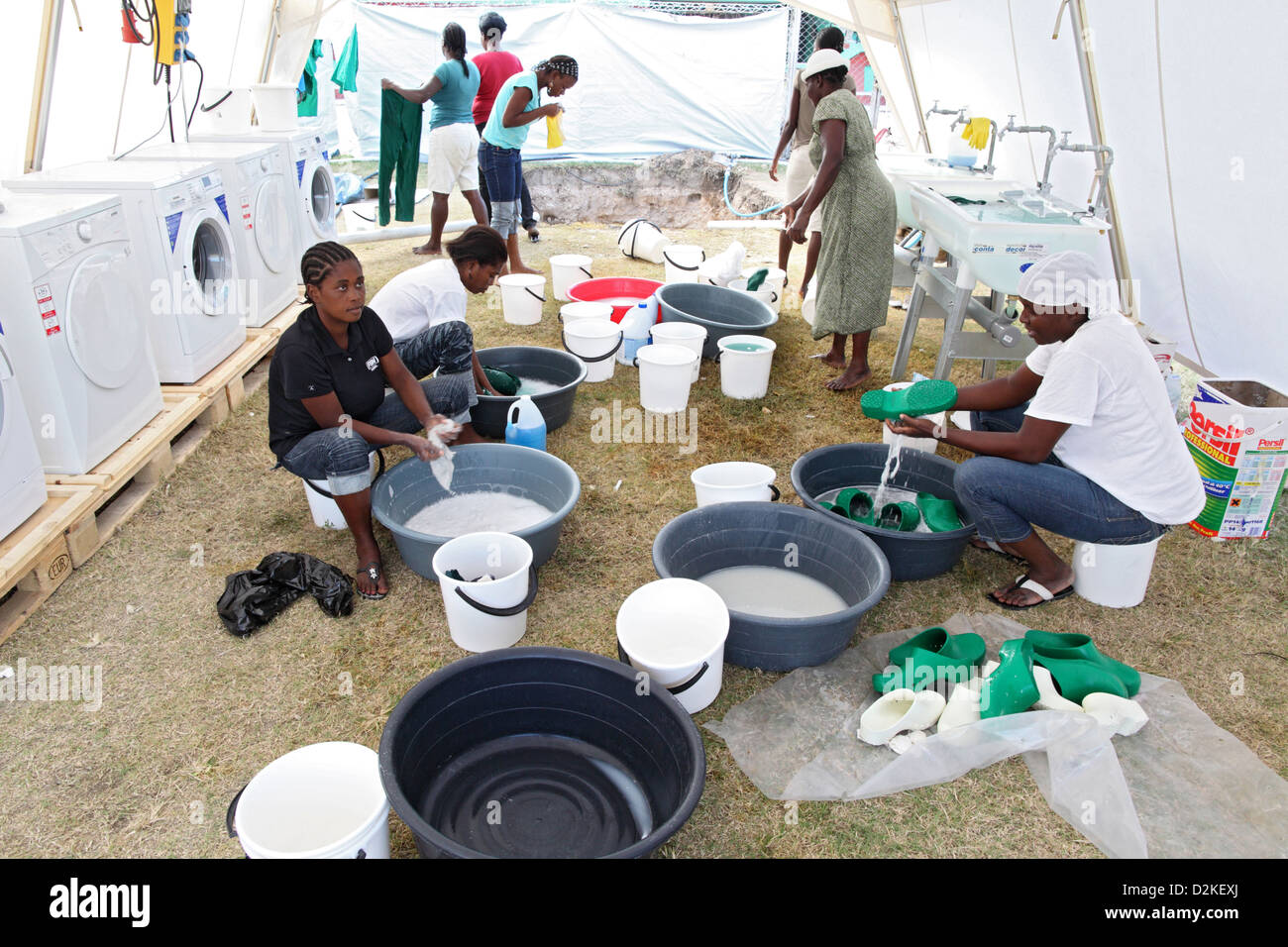 Carrefour, Haiti, local Reinigungskraefte clean shoes and wash laundry ...