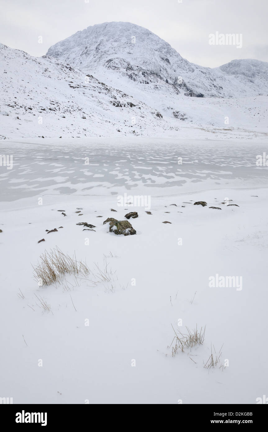 Great End and frozen Styhead Tarn in winter in the English Lake ...