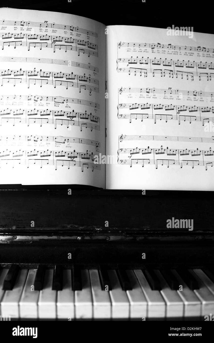 Manuscript hand classical music hi-res stock photography and images - Alamy