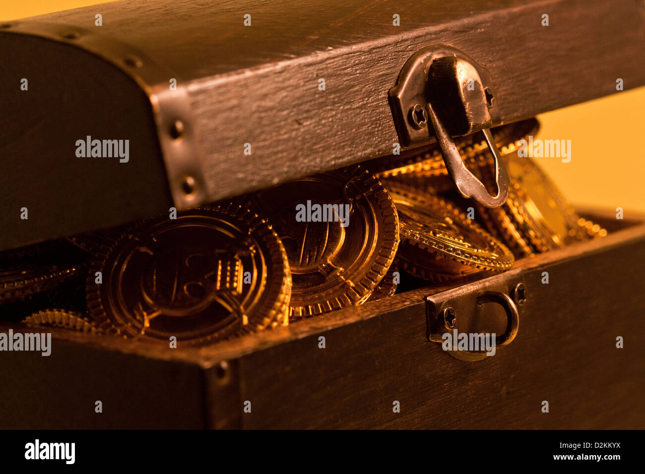 Pirate treasure chest, coins hi-res stock photography and images - Alamy