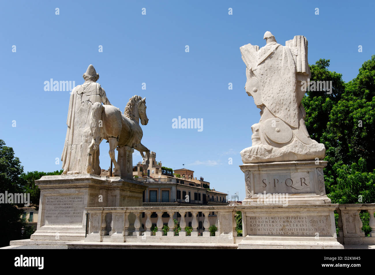 Twin sculptures hi-res stock photography and images - Alamy