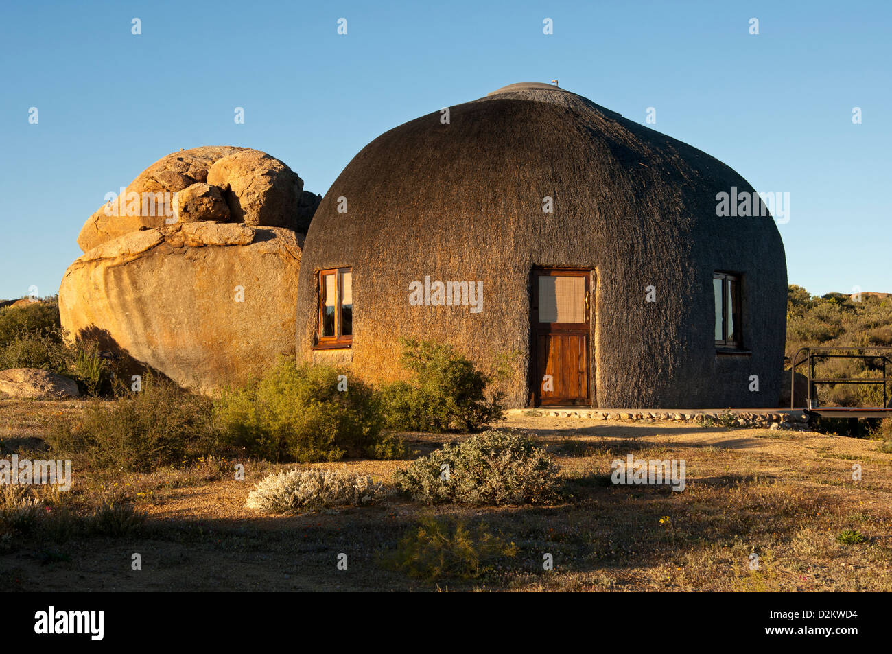 African round hut thatched roof hi-res stock photography and images - Alamy