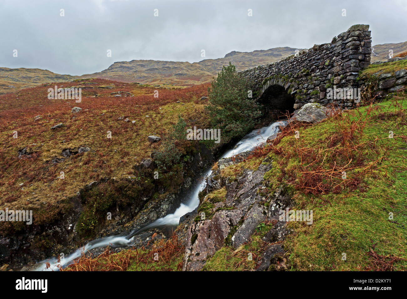 River running under old bridge hi-res stock photography and images - Alamy