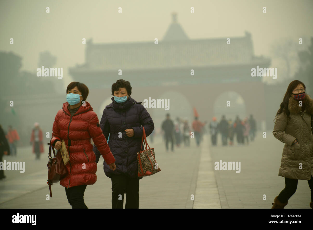 Tourists wearing the masks visit the Temple of Heaven at dangerous ...