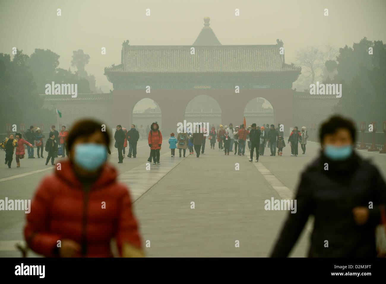 Tourists wearing the masks visit the Temple of Heaven at dangerous ...