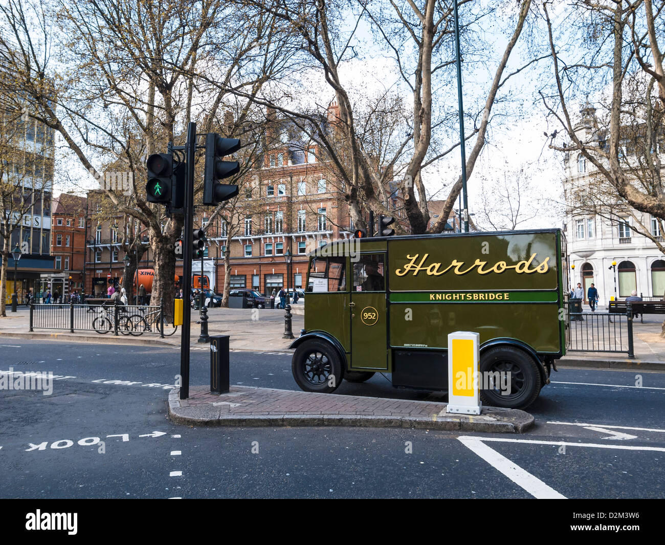 Harrods small lorry in London's streets Stock Photo - Alamy