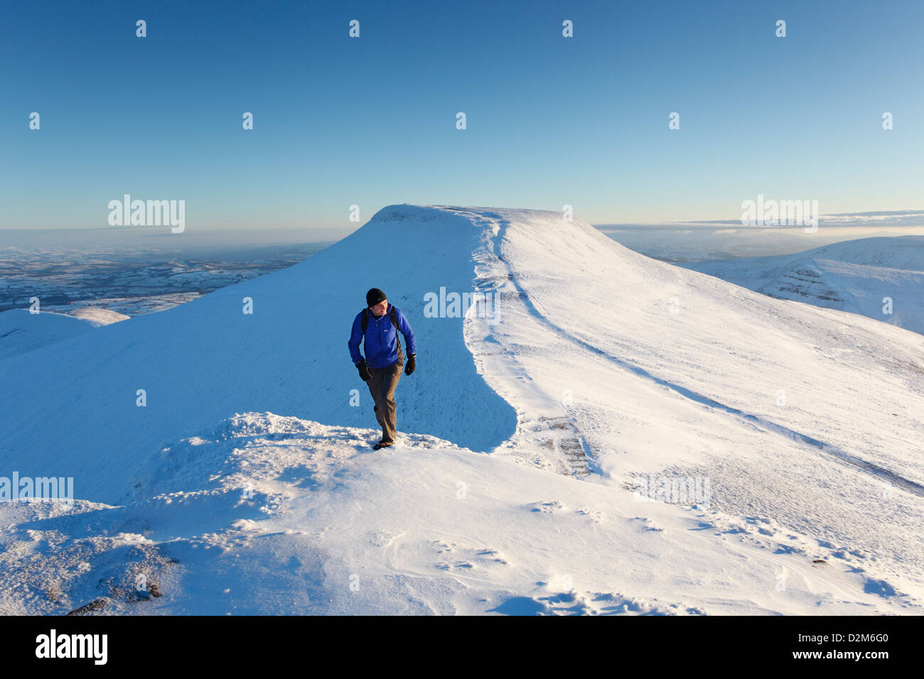 Man walking into distance hi-res stock photography and images - Alamy
