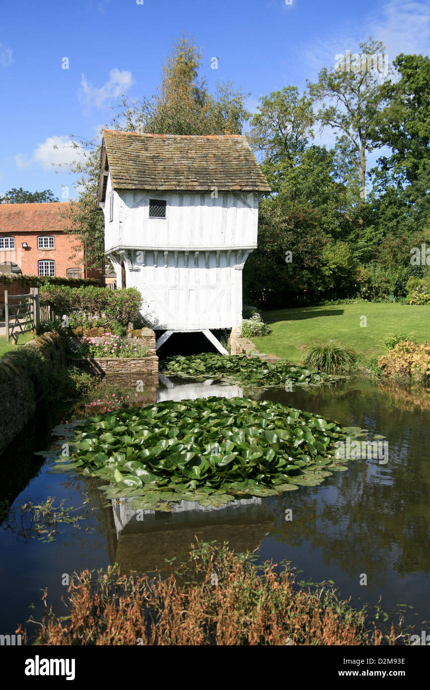 Medieval manor house moat hi-res stock photography and images - Alamy