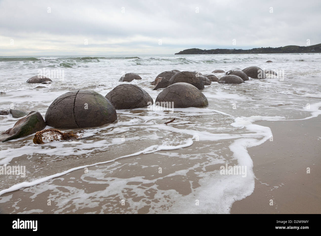 Moeraki boulders beach hi-res stock photography and images - Alamy