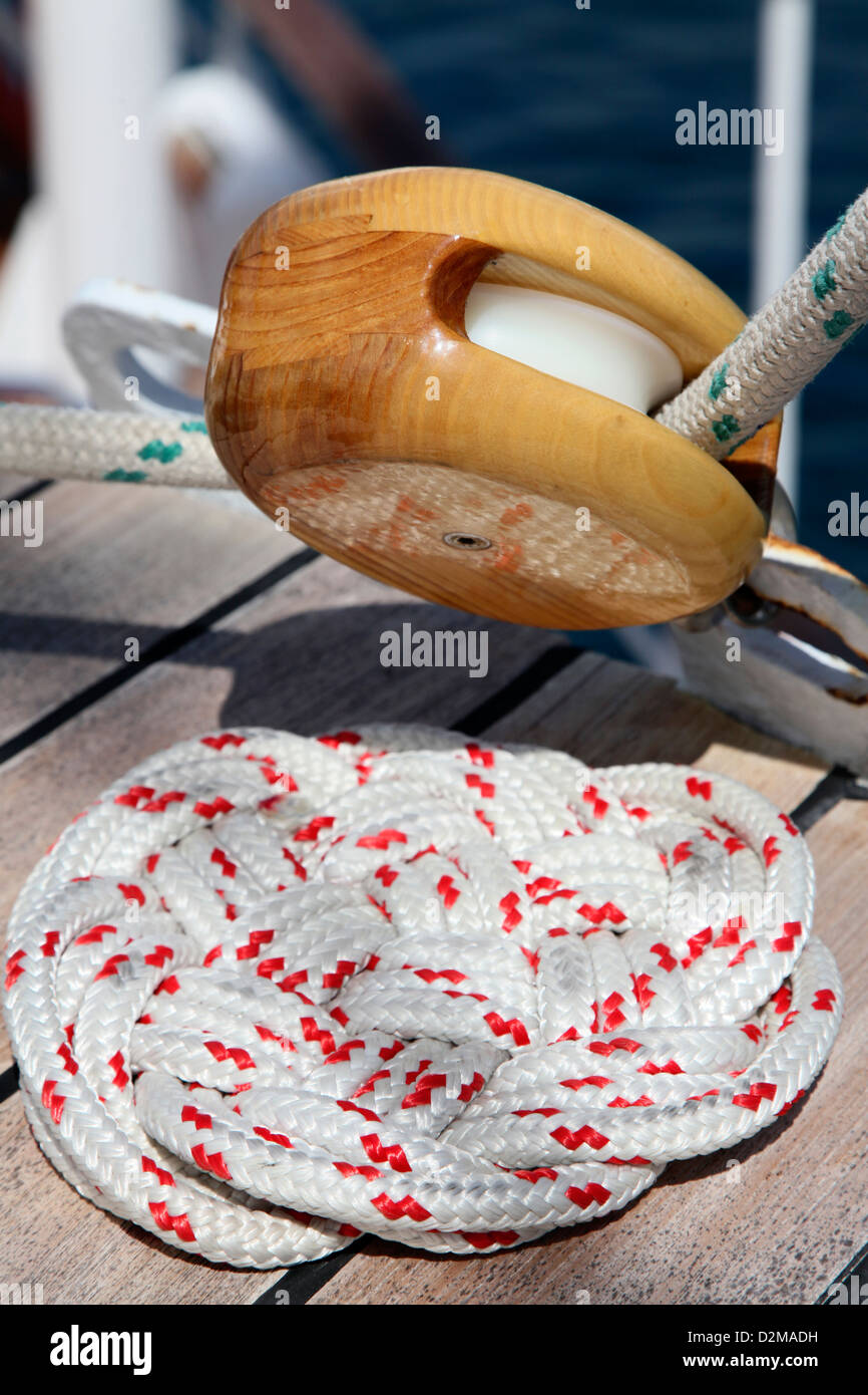 Rope and tackle on a Clipper sailing ship deck Stock Photo - Alamy