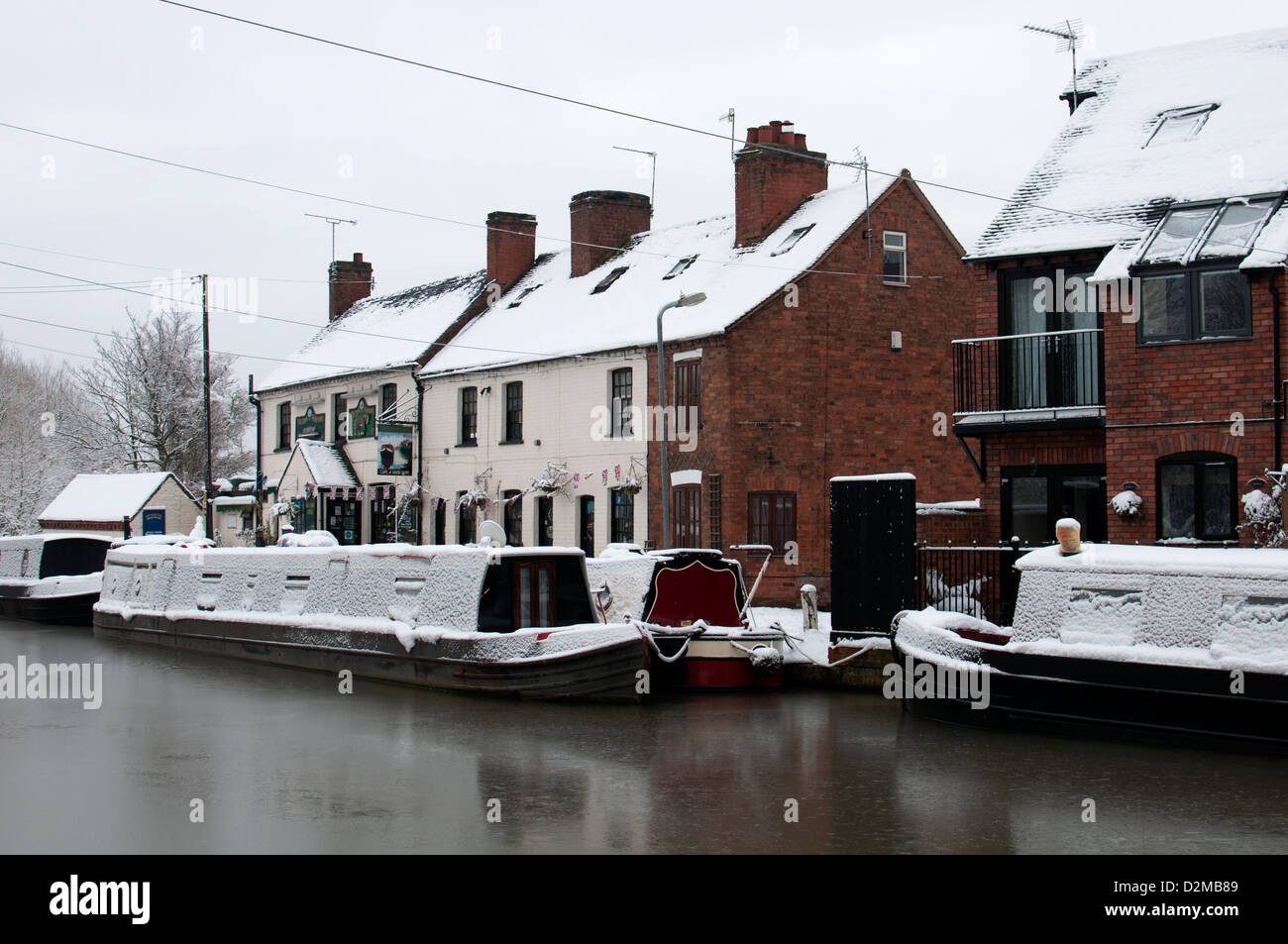 Canalside pub hi-res stock photography and images - Alamy