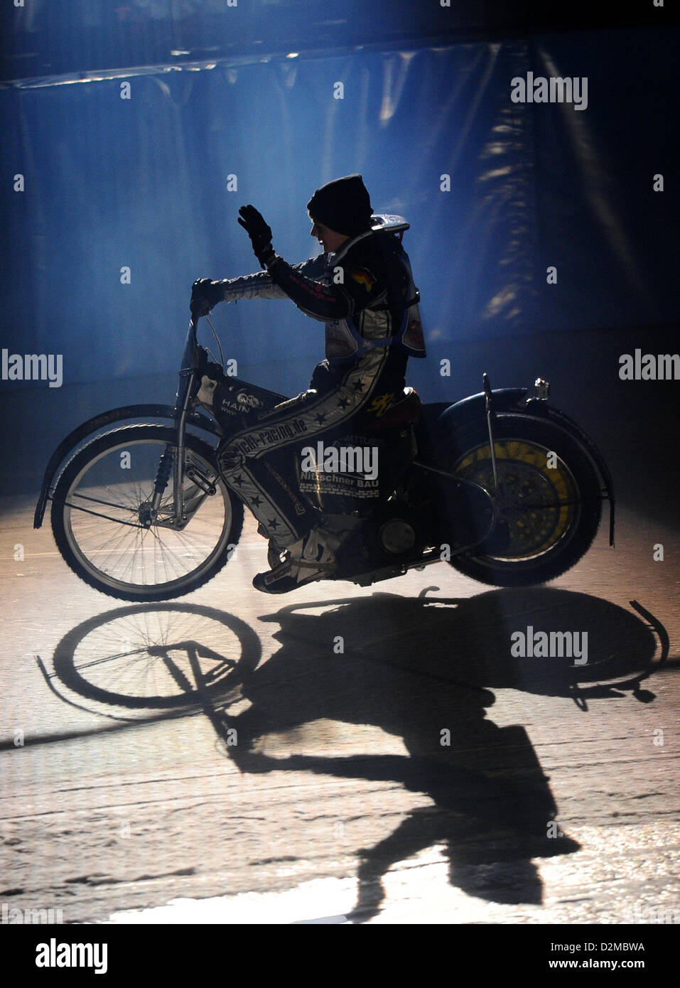 Richard Geyer from MC Meissen greets the spectators before an ice ...