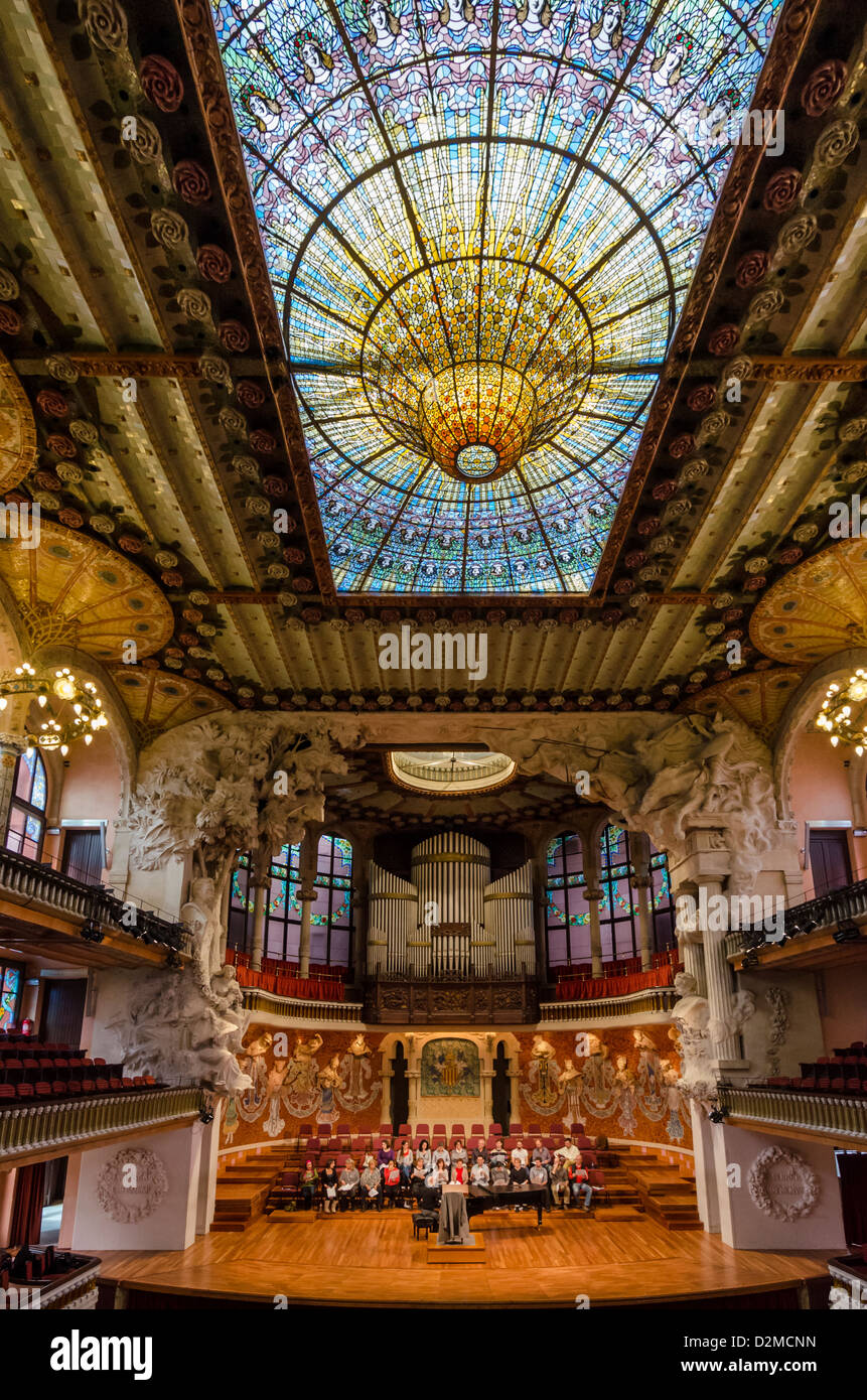 Palau de la musica catalana ceiling hi-res stock photography and images ...