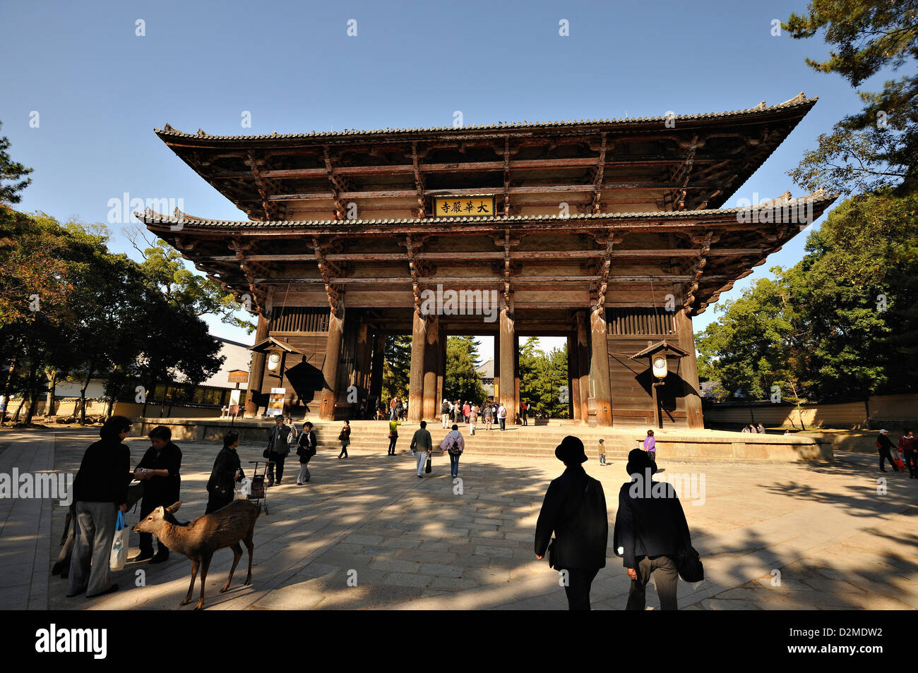 Visitors entering and leaving Nandaimon the Great South Gate of Todaiji ...