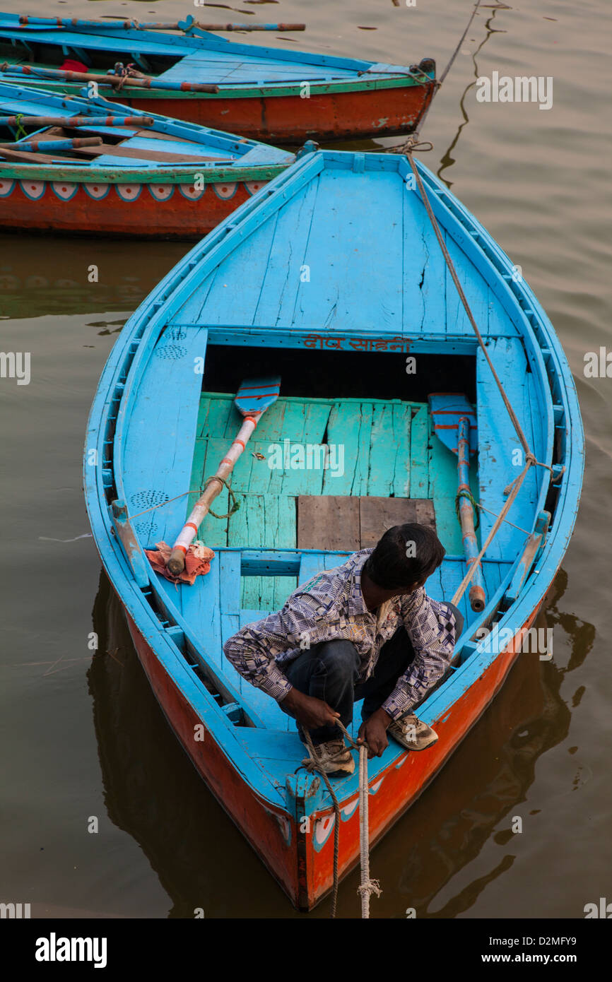 India ganges boats hi-res stock photography and images - Alamy