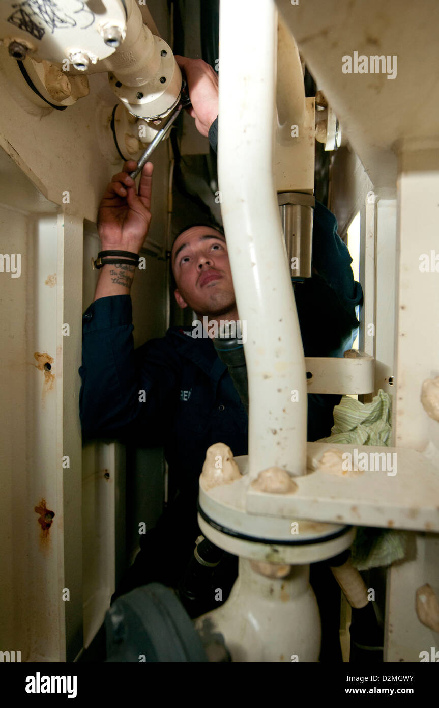 Gunner's Mate 2nd Class Carlos Rentas tests the high plenum-water ...