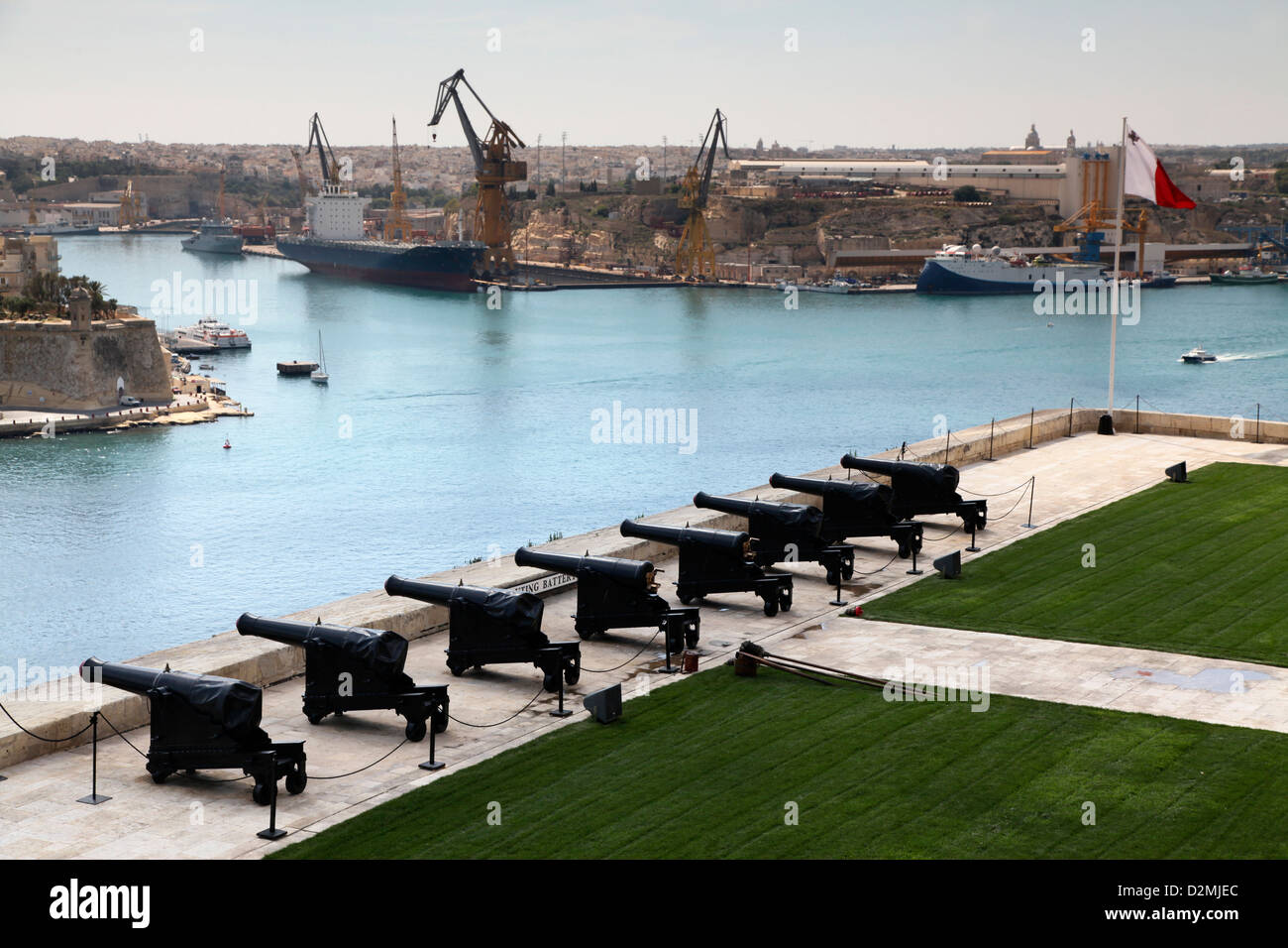 Saluting guns hi-res stock photography and images - Alamy