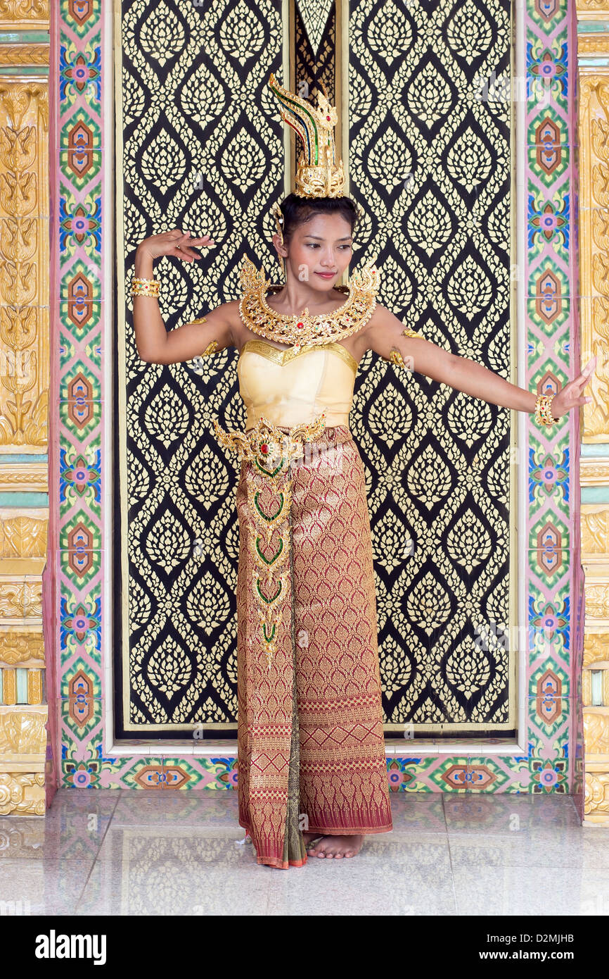 Dancers of the traditional Thai style Stock Photo - Alamy