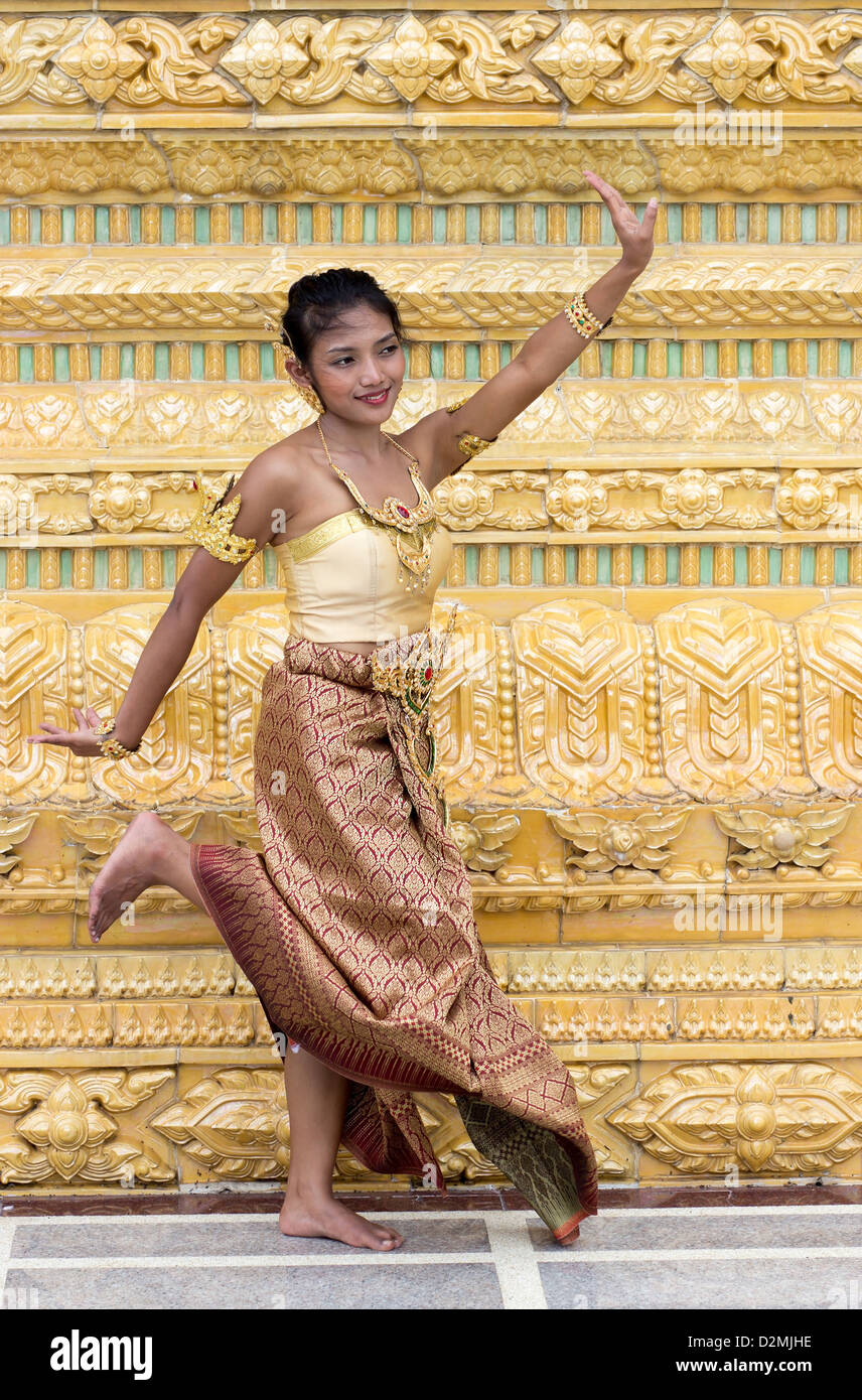Dancers of the traditional Thai style Stock Photo - Alamy