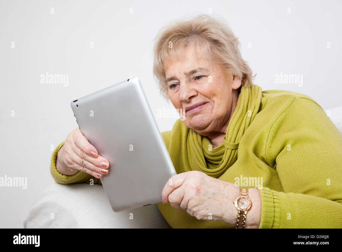 Elderly shopping ipad hi-res stock photography and images - Alamy