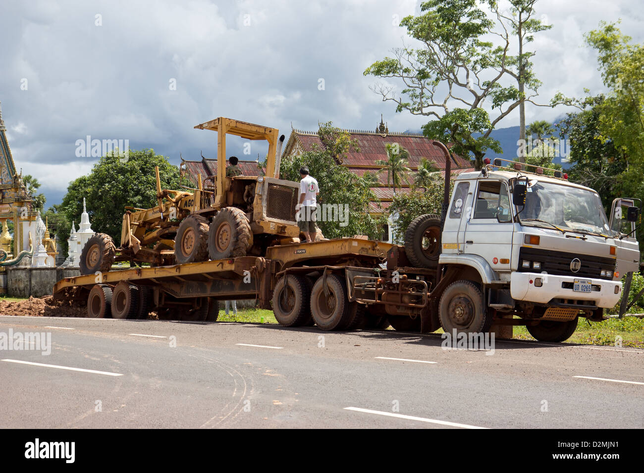 loading vehicle on ramp lorry Stock Photo - Alamy
